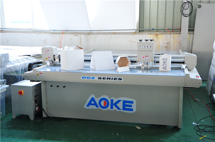 Flatbed Digital Cutter / Paper Box Making Machine With Safety Guard System